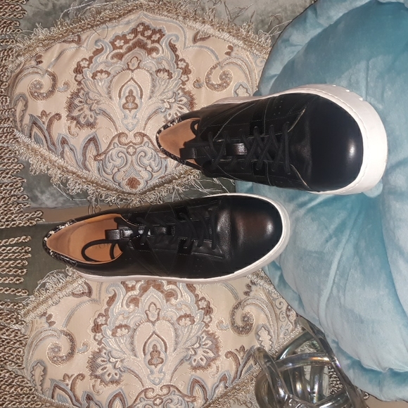 Vionic | Shoes | Vionic Black Leather Sneakers | Poshmark